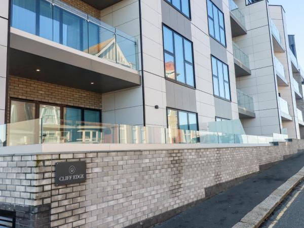 33 Cliff Edge - Mawgan Porth