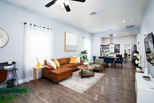 Modern 3 Bed, 2 Bath Home Minutes To Downtown & Alamodome - San Antonio, TX