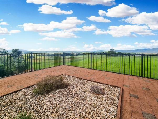 A Picturesque 3 Bedroom House With Splendid Views - Atherton