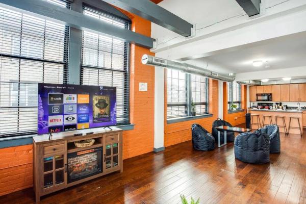Centric Modern Loft W/ King Beds & Smart Gametable - Rochester, NY
