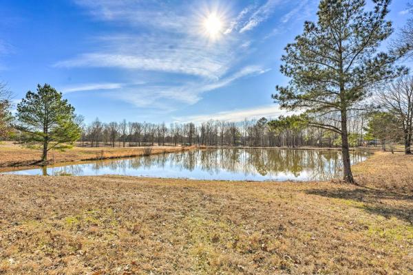 Quiet Family Cottage W/ Fishing Pond In Senatobia - Como, MS