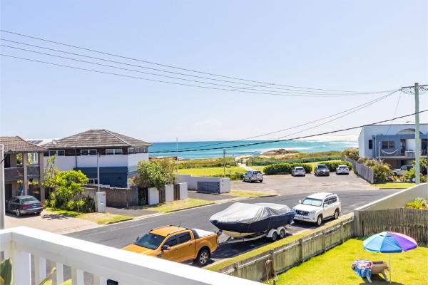Anna Bay Beach Shack 44 Ocean Avenue Fantastic 2 Storey House With Spectacular Views - Soldiers Point