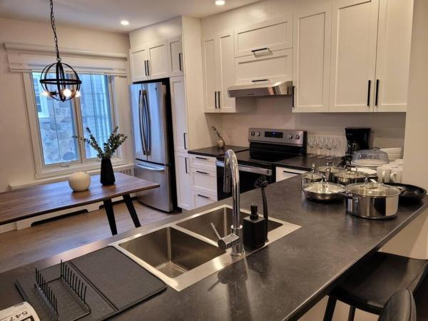 Free Parking, Beautiful 4 1/2-2 Br Apartment - Dorval