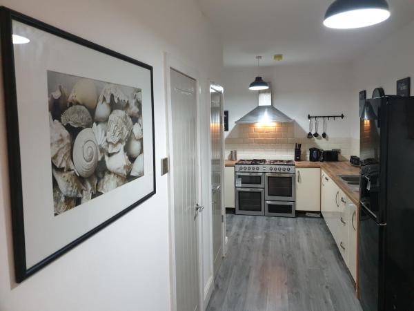 Stunning 5 Bed House, 2 Mins To Beach And Town, With Free Parking - Blackpool