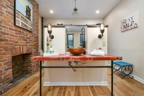 Hostwise Stays - The Ocala - Free Parking, Cool Space, Spiral Stairs - Turtle, West Mifflin