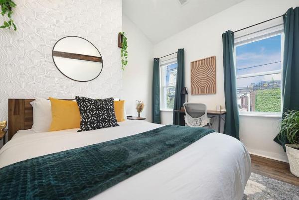 Hostwise Stays - The Larryville - Amazing Bathroom, Perfect Location, Custom Build - Pittsburgh, PA
