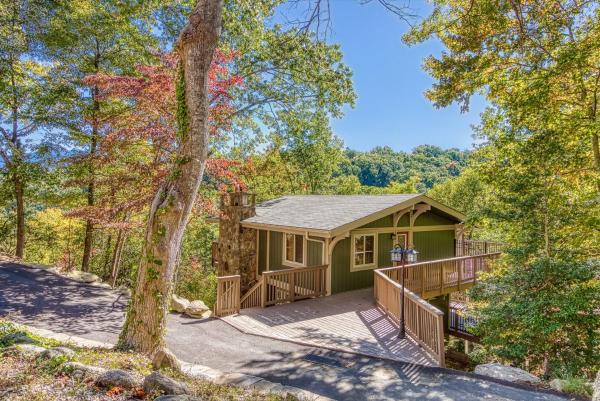 Gatlinburg Views A Unique Cabin Mountain Views Expansive Decks Adjacent To Gatlinburg & Ski Lodge Cabin - Gatlinburg, TN