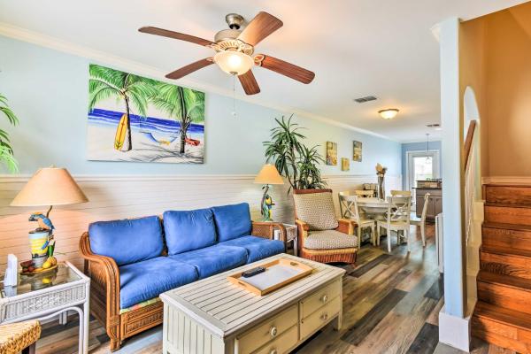 Near Port Aransas Beach Condo With Pool Access - Port Aransas, TX