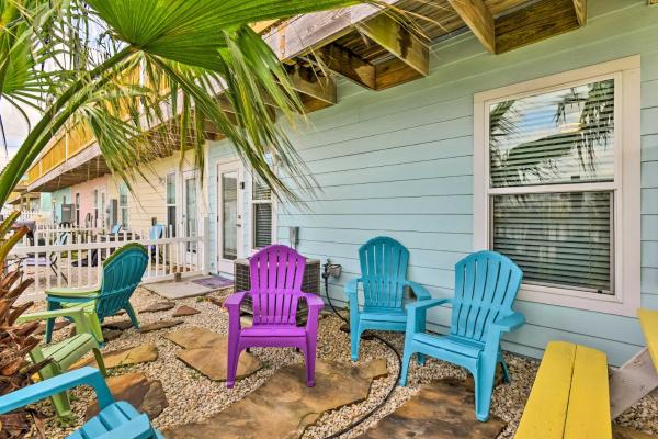 Near Beach And Golfing Port Aransas Condo With Deck - Port Aransas, TX