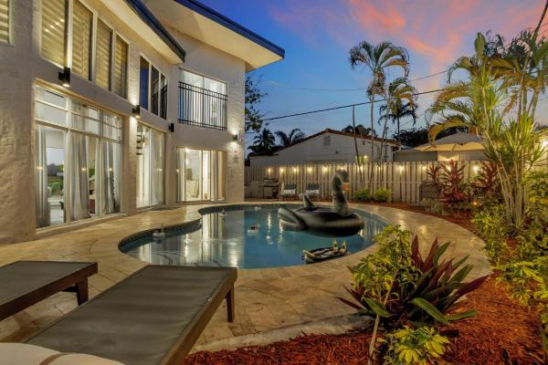 Stunning 2 Story Villa With Pool - Fort Lauderdale, FL