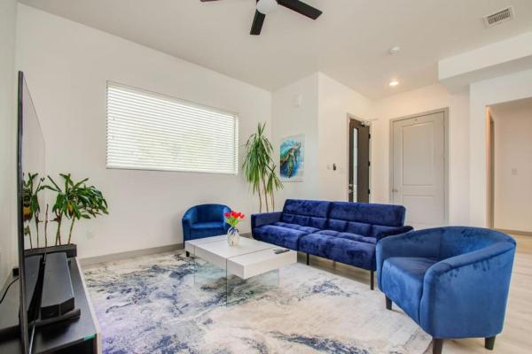 Modern 4 Bedroom 4 Full Bathroom Near Downtown - Houston, TX