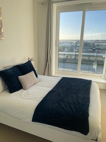 2br 2ba Top Floor Penthouse Apartment In Rg2 - Ideal For Business Travellers & Contractors, Free Parking & Sleeps Up To 6 - Reading