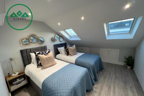 Aisiki Apartments At Stanhope Road, North Finchley, Airconditioned Multiple 2 Or 3-bedroom, Pet Friendly Duplex Flats, King Or Twin Beds With Free Wifi - London