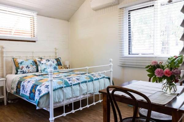 Maldon Cosy Garden Cottage - Charming One Room Studio - Castlemaine