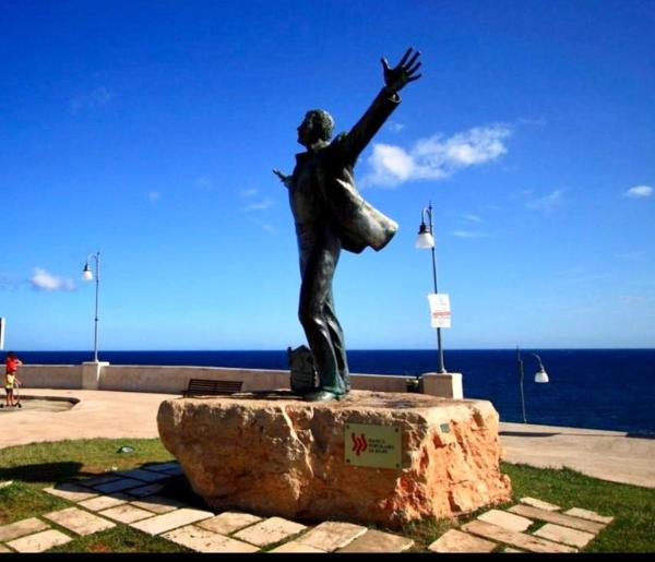 Polignano A Mare: Sulla Piazza Di Domenico Modugno - Polignano a Mare
