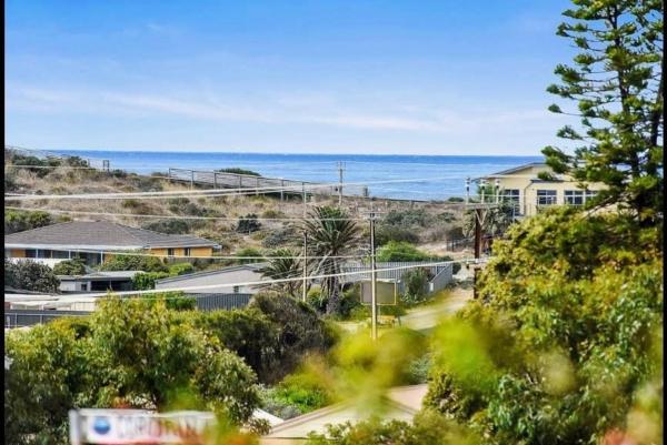 Syd’s Place - A 70s Retro Beach House, Free Wifi - Goolwa