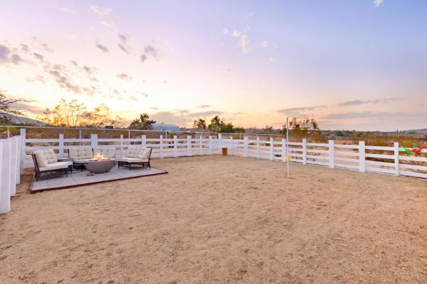 Golden Desert Ranch - Hot Tub, Fire Pit And Bbq! Home - 加利福尼亞