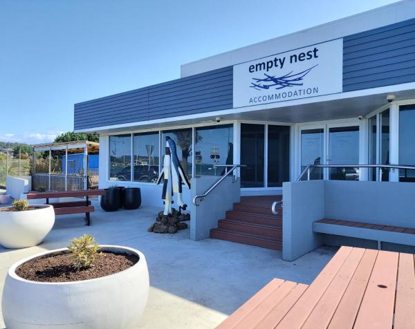 Empty Nest - Penguin
