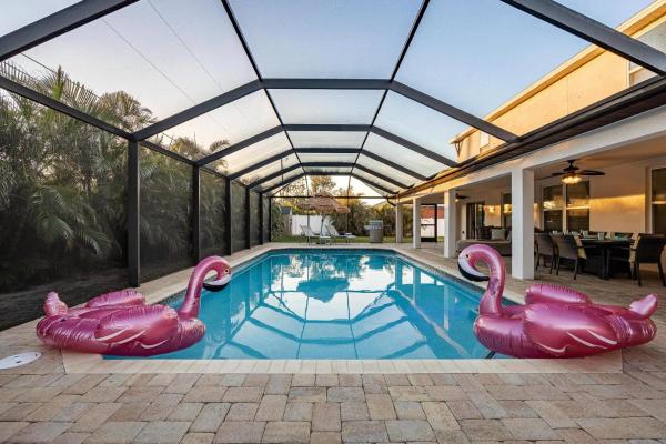 Large Pool, Large Lanai, Large Yard, Private Beach, Sleeps 16! - A Grand Oasis - Fort Myers, FL