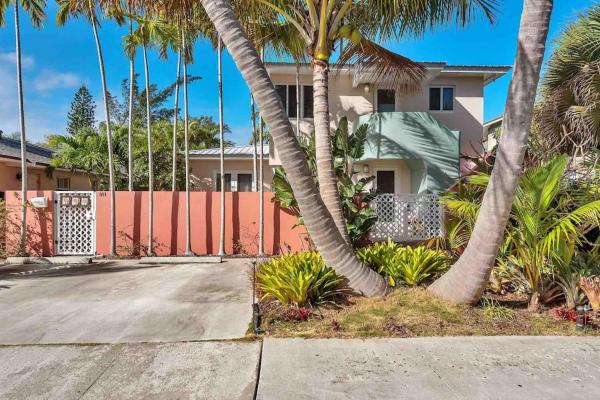 Art Deco Apt W Pool One Mile To Beach Pets Welcome - Lake Worth, FL
