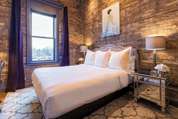 Hip Urban Loft - Small Town Charm -124 Lofts #3 - Elgin, IL