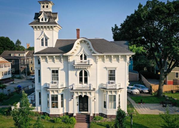 The Wedding Cake House - Warwick, RI