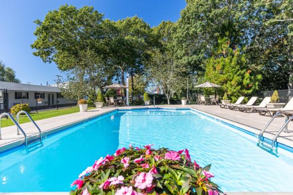 Falmouth Heights Motor Lodge - Woods Hole, MA