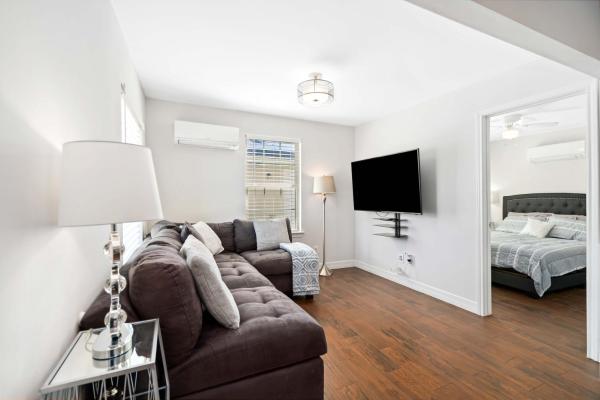 Stunning & Vibrant Apt 7 Min From Tx Med Center - Houston, TX