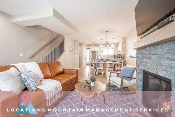 Grizzly Ridge Getaway - Private Hot Tub, Mtn View & Sleeps 11 - Big White Ski Resort, BC