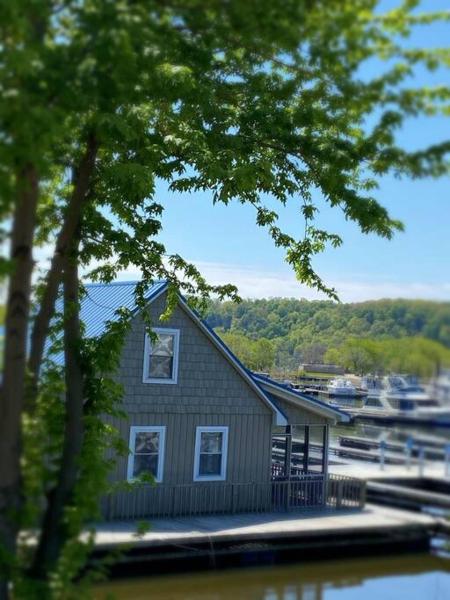 Floating Cottage On The River Nantucket - Iowa