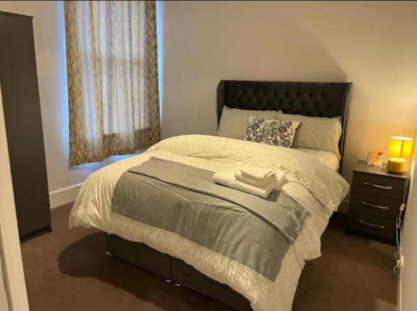 Two Bedroom Apartment In London - London