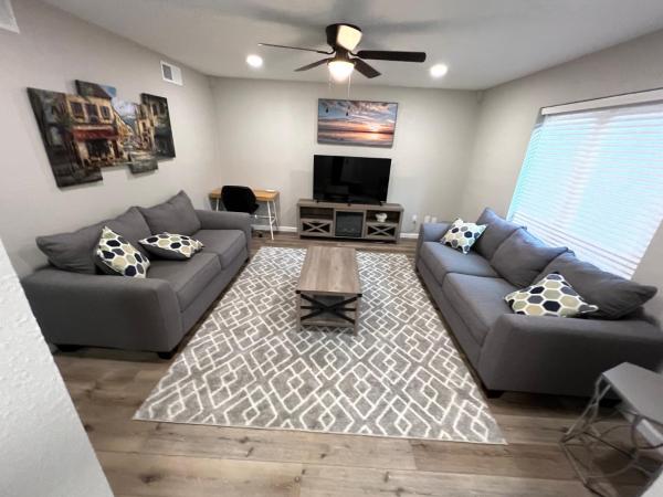 Cheerful 2 Bedroom Home 20 Minutes From Downtown - Houston, TX