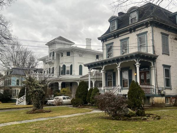 1 Br Private Victorian Apt In Convenient City Location On 5 Acre, Sleeps 4 - Poughkeepsie, NY