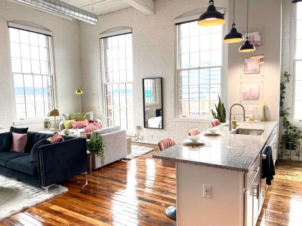 Luxurious 2br/2ba Penthouse In Downtown: Lechateau - Utica, NY