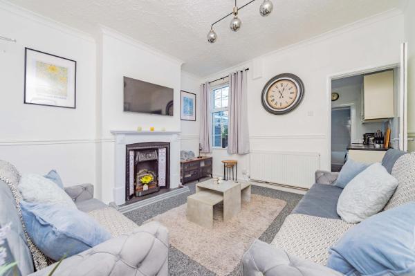 Central Townhouse Wolverhampton - Sleeps 8 - Ideal For Contractors & Families - Wolverhampton