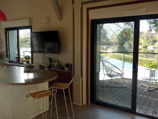 Gîte Au Bord De L'yèvre Avec Piscine Privative, Design Contemporain Et Parc Arboré - Fr-1-586-35 - Vierzon