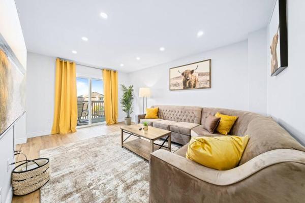 Stylish & Cozy - 4bdrm House Fast Wifi, 2.5 Bath - Barrie