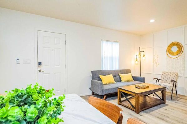 Stylish 2b2b Country Style House - West Covina