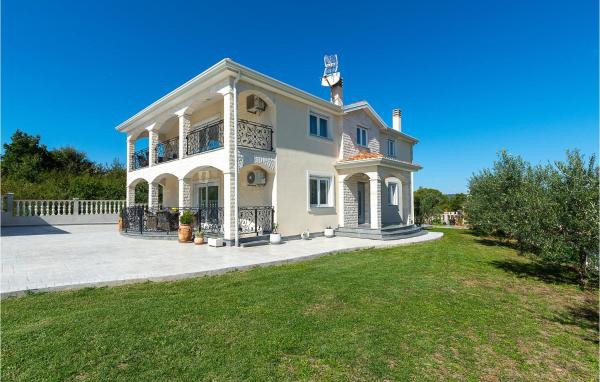 Amazing Apartment In Buje With Wifi - Strunjan