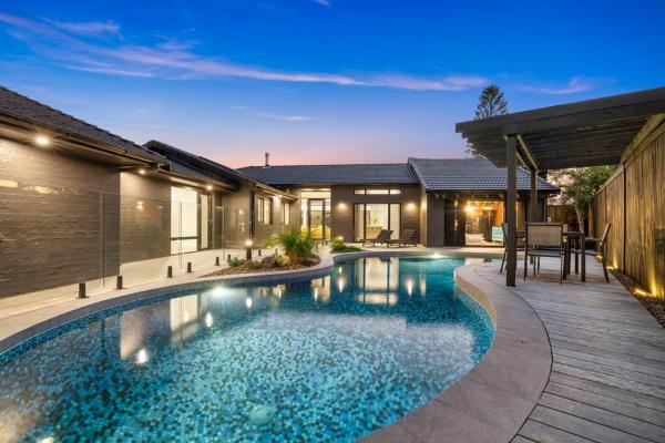 Family Waterfront Escape - Pool, 2 King Rooms - Gold Coast