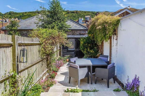 Charming Old Town Cottage With Modern Features - Bexhill