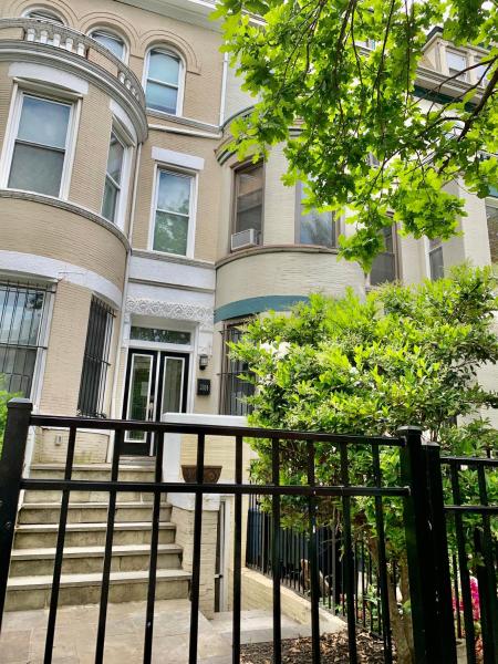 Classy Victorian Brownstone Subway Shopping - Washington, DC