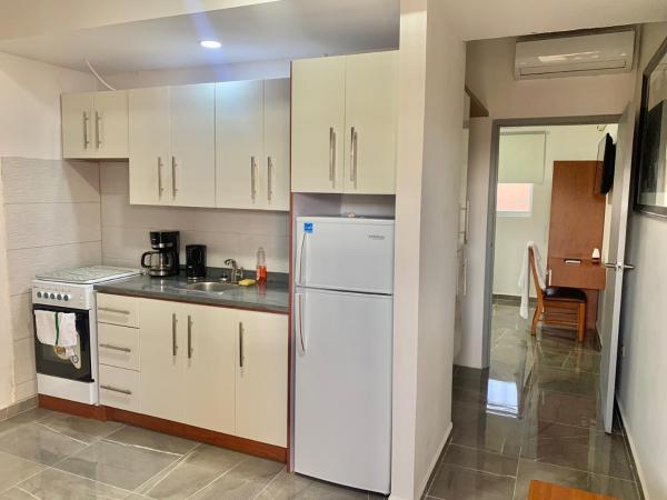 1 Bed Apartment Sleeps 2 - Pool Parking Wifi - Aruba