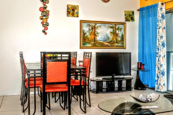 Crystoural Suites Near The Us Embassy - Gated & Secure - 2 Bedrooms, 2 Beds, 4 Guest - Kingston