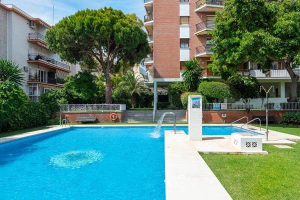 Central Apartment Steps From The Beach With Pool & Parking - Marbella