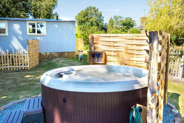 The Hideaway Hut - 1 Bed Shepherds Hut - Hereford - Malvern Hills