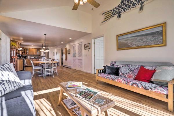 Westerly Vacation Home: Town Beach Access - Misquamicut State Beach, RI