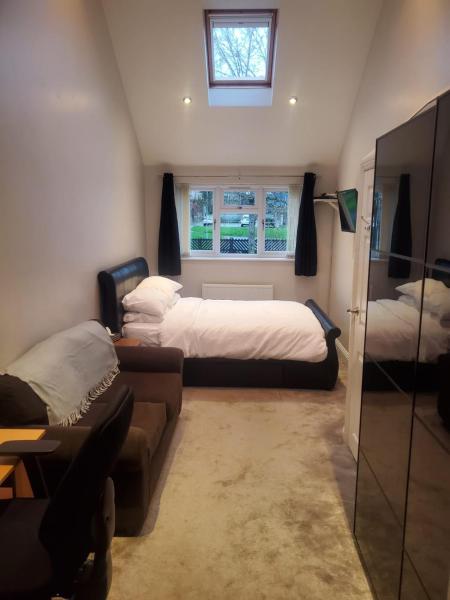 Large Kingsize Ensuite In Kingswood, Bristol, Bs15 - Bristol