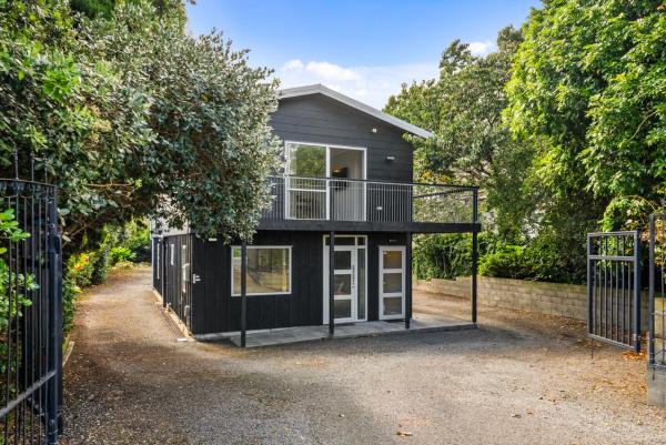 Bold Beauty - Paraparaumu Upstairs Holiday Unit - Paekākāriki