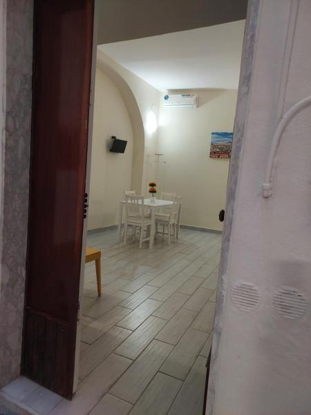 A Due Passi Da Dante Deluxe - Naples